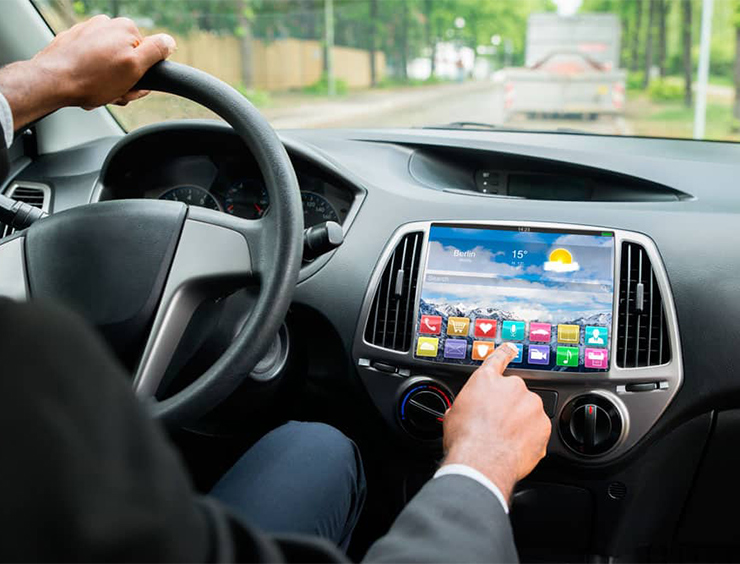 Controla tu móvil desde el volante con Android Auto | First Stop