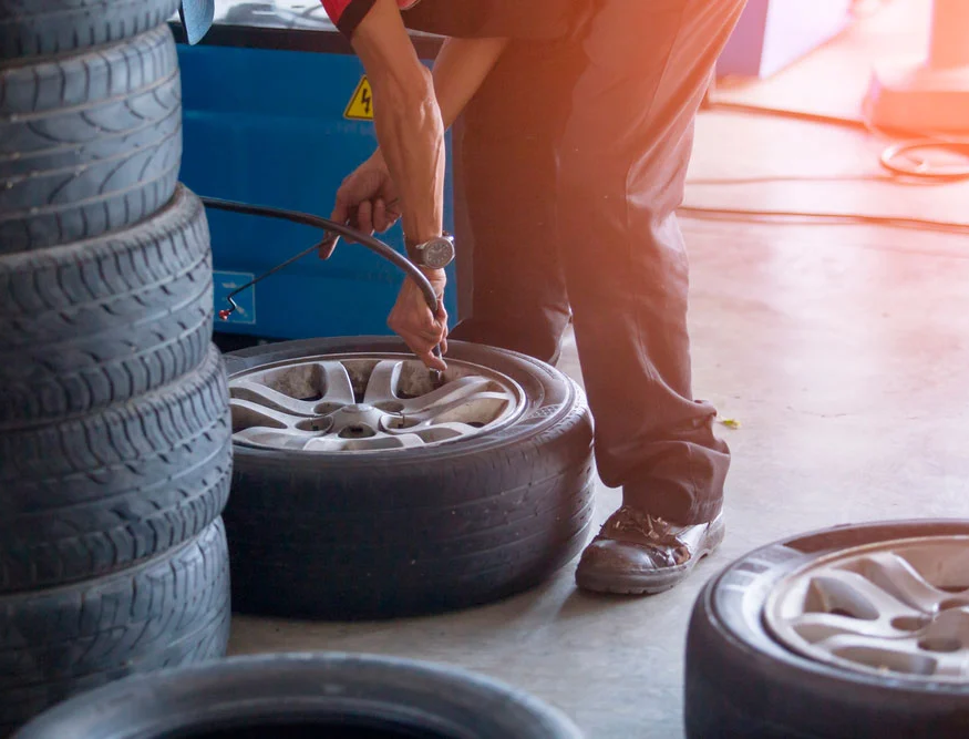 Permutar los neumáticos, la maniobra que alargará su vida útil | First Stop
